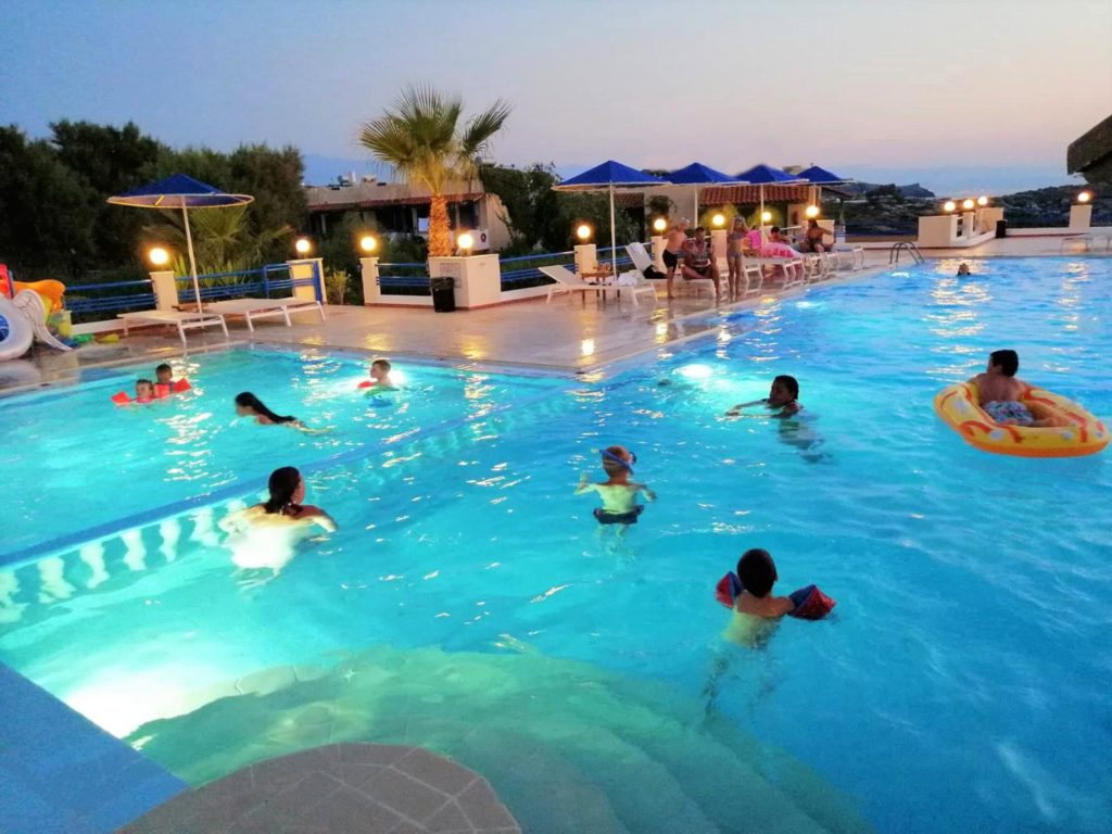 Χανια ξενοδοχεια με πισινα | Zorbas Beach Village Hotel | Η πισίνα
